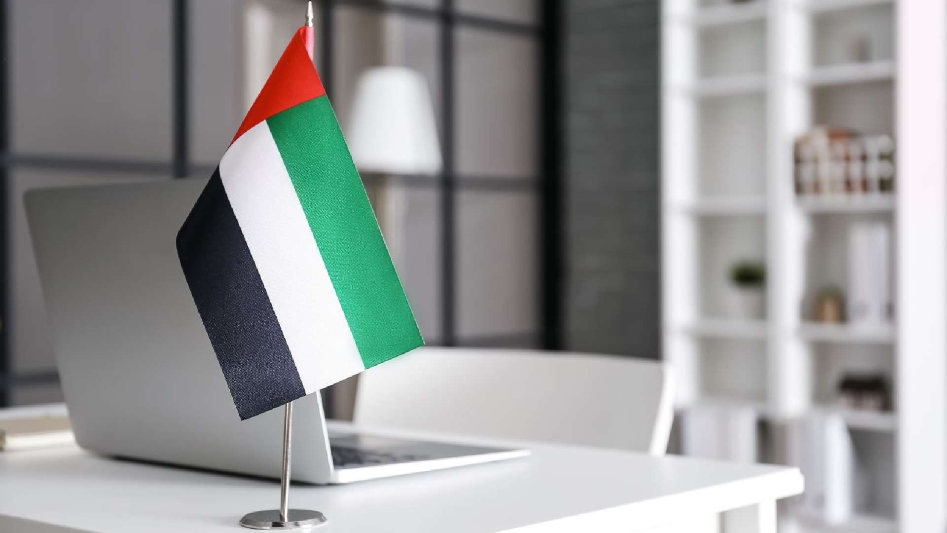 Freelancing in UAE vs Traditional Jobs: Benefits and Drawbacks